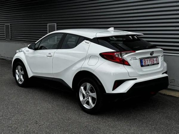 White Toyota C-HR 2018 in Riga, with an engine capacity of 1.80 L and mileage of 188 thousand km for 14900 €, photo 3 on AUTOMOTO.COM.LV