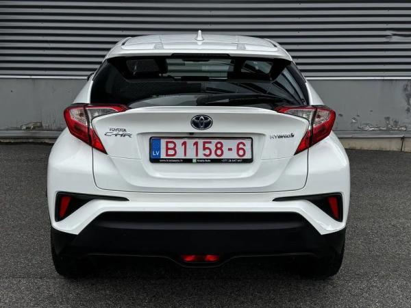 White Toyota C-HR 2018 in Riga, with an engine capacity of 1.80 L and mileage of 188 thousand km for 14900 €, photo 4 on AUTOMOTO.COM.LV