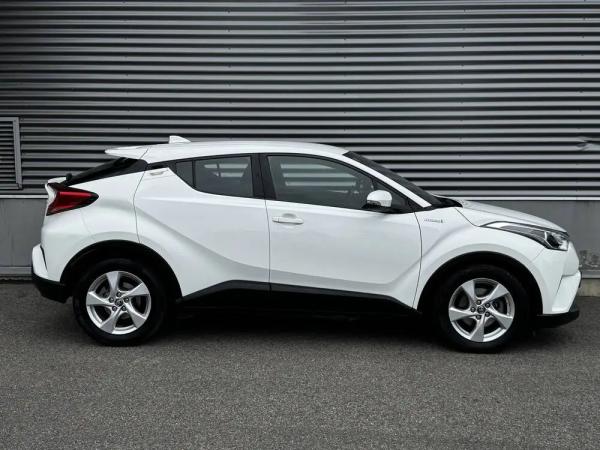 White Toyota C-HR 2018 in Riga, with an engine capacity of 1.80 L and mileage of 188 thousand km for 14900 €, photo 6 on AUTOMOTO.COM.LV
