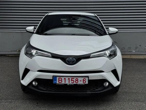 White Toyota C-HR 2018 in Riga, with an engine capacity of 1.80 L and mileage of 188 thousand km for 14900 €, photo 8 on AUTOMOTO.COM.LV