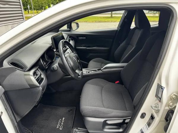 White Toyota C-HR 2018 in Riga, with an engine capacity of 1.80 L and mileage of 188 thousand km for 14900 €, photo 9 on AUTOMOTO.COM.LV
