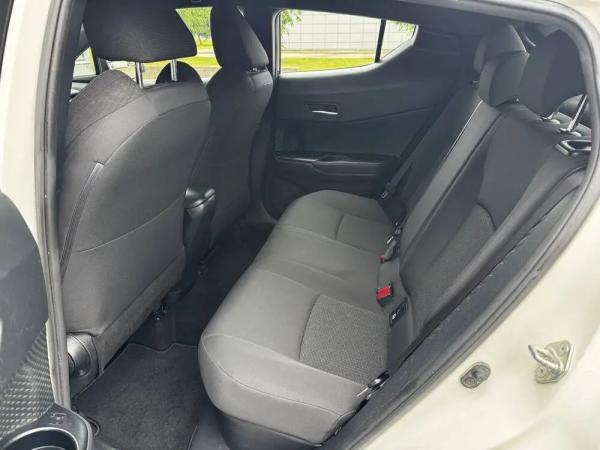 White Toyota C-HR 2018 in Riga, with an engine capacity of 1.80 L and mileage of 188 thousand km for 14900 €, photo 10 on AUTOMOTO.COM.LV