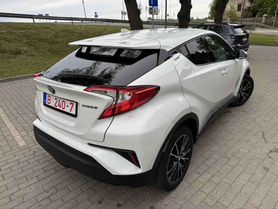 White Toyota C-HR 2018 in Daugavpils, with an engine capacity of 1.80 L and mileage of 110 thousand km for 15400 €, photo 4 on AUTOMOTO.COM.LV