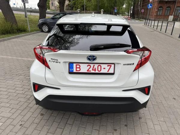 White Toyota C-HR 2018 in Daugavpils, with an engine capacity of 1.80 L and mileage of 110 thousand km for 15400 €, photo 4 on AUTOMOTO.COM.LV