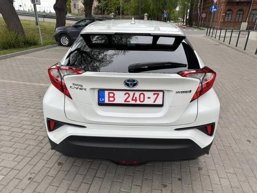 White Toyota C-HR 2018 in Daugavpils, with an engine capacity of 1.80 L and mileage of 110 thousand km for 15400 €, photo 5 on AUTOMOTO.COM.LV