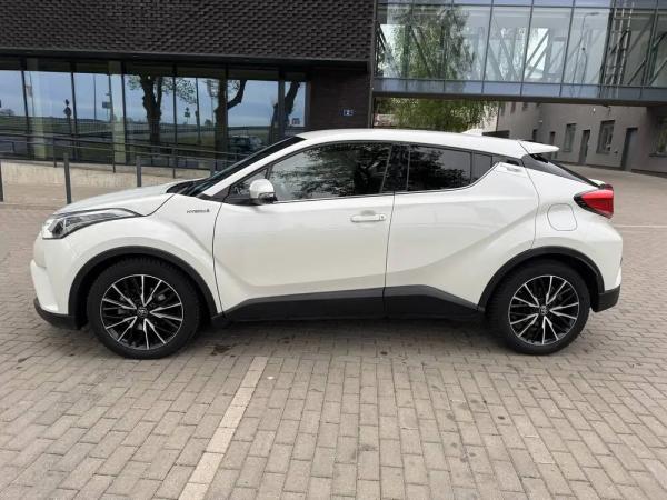 White Toyota C-HR 2018 in Daugavpils, with an engine capacity of 1.80 L and mileage of 110 thousand km for 15400 €, photo 6 on AUTOMOTO.COM.LV