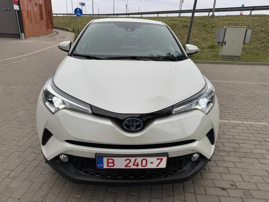 White Toyota C-HR 2018 in Daugavpils, with an engine capacity of 1.80 L and mileage of 110 thousand km for 15400 €, photo 8 on AUTOMOTO.COM.LV