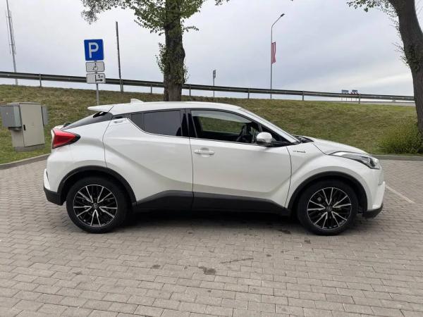 White Toyota C-HR 2018 in Daugavpils, with an engine capacity of 1.80 L and mileage of 110 thousand km for 15400 €, photo 8 on AUTOMOTO.COM.LV