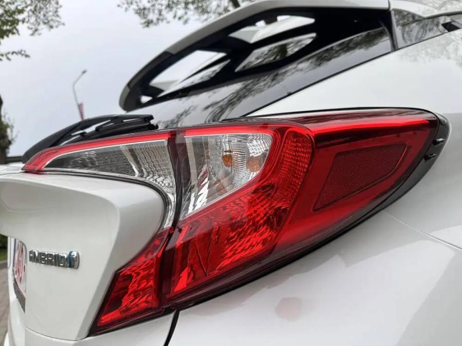 White Toyota C-HR 2018 in Daugavpils, with an engine capacity of 1.80 L and mileage of 110 thousand km for 15400 €, photo 10 on AUTOMOTO.COM.LV