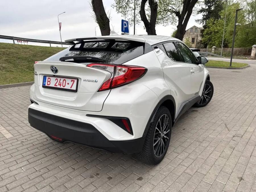 White Toyota C-HR 2018 in Daugavpils, with an engine capacity of 1.80 L and mileage of 110 thousand km for 15400 €, photo 12 on AUTOMOTO.COM.LV