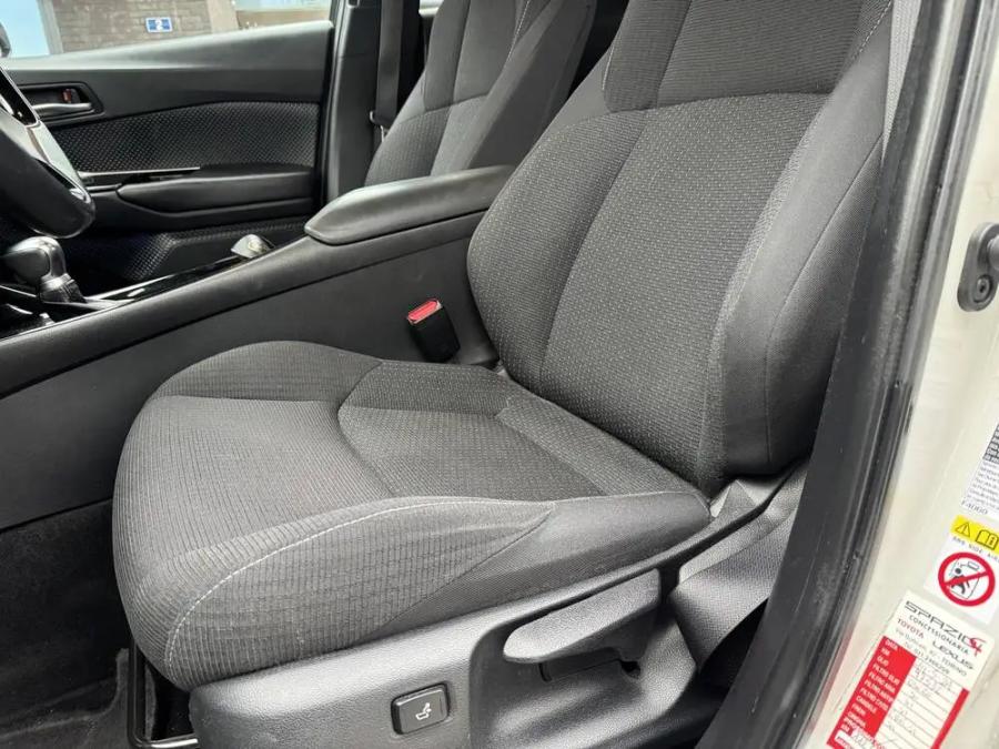 White Toyota C-HR 2018 in Daugavpils, with an engine capacity of 1.80 L and mileage of 110 thousand km for 15400 €, photo 16 on AUTOMOTO.COM.LV