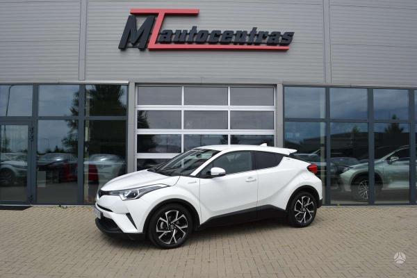 White Toyota C-HR 2018 in Vilnius, with an engine capacity of 1.80 L and mileage of 211 thousand km for 15000 €, photo 1 on AUTOMOTO.COM.LV