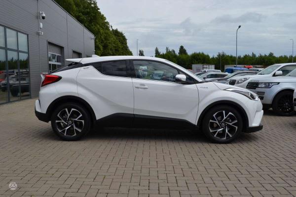 White Toyota C-HR 2018 in Vilnius, with an engine capacity of 1.80 L and mileage of 211 thousand km for 15000 €, photo 5 on AUTOMOTO.COM.LV