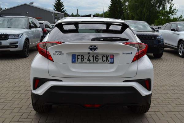 White Toyota C-HR 2018 in Vilnius, with an engine capacity of 1.80 L and mileage of 211 thousand km for 15000 €, photo 8 on AUTOMOTO.COM.LV