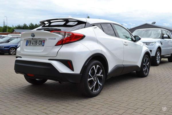 White Toyota C-HR 2018 in Vilnius, with an engine capacity of 1.80 L and mileage of 211 thousand km for 15000 €, photo 9 on AUTOMOTO.COM.LV