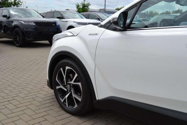 White Toyota C-HR 2018 in Vilnius, with an engine capacity of 1.80 L and mileage of 211 thousand km for 15000 €, photo 10 on AUTOMOTO.COM.LV