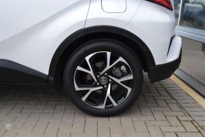 Белый Тойота C-HR 2018 в Вильнюс, объемом двигателя 1.80 л и пробегом 211 тыс. км за 15000 €, фото 13 на AUTOMOTO.COM.LV