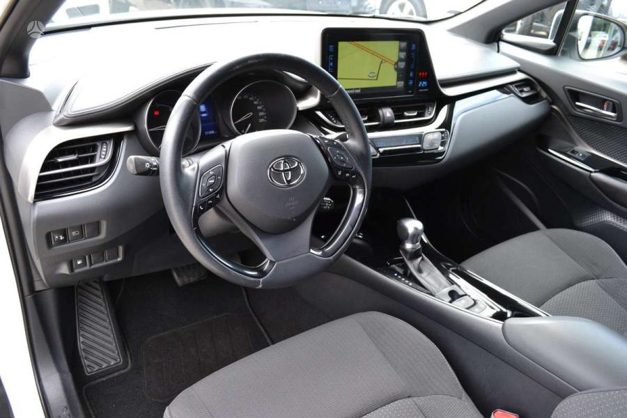 Белый Тойота C-HR 2018 в Вильнюс, объемом двигателя 1.80 л и пробегом 211 тыс. км за 15000 €, фото 20 на AUTOMOTO.COM.LV