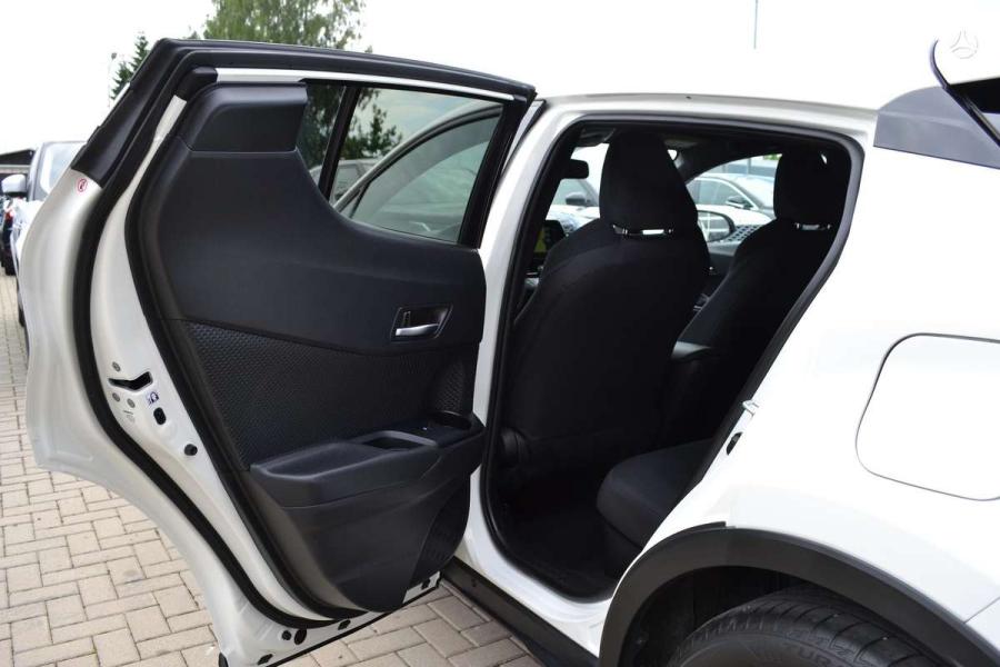 Белый Тойота C-HR 2018 в Вильнюс, объемом двигателя 1.80 л и пробегом 211 тыс. км за 15000 €, фото 22 на AUTOMOTO.COM.LV