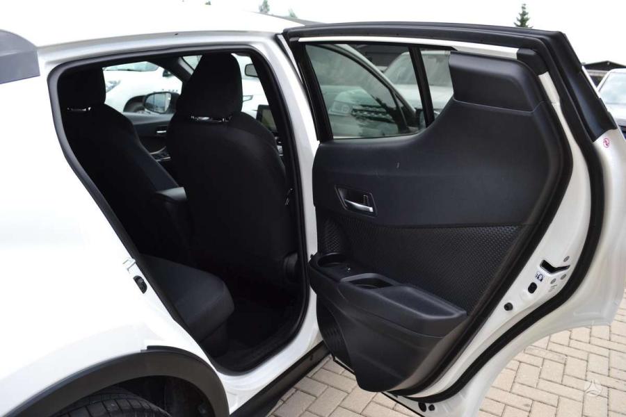 Белый Тойота C-HR 2018 в Вильнюс, объемом двигателя 1.80 л и пробегом 211 тыс. км за 15000 €, фото 25 на AUTOMOTO.COM.LV