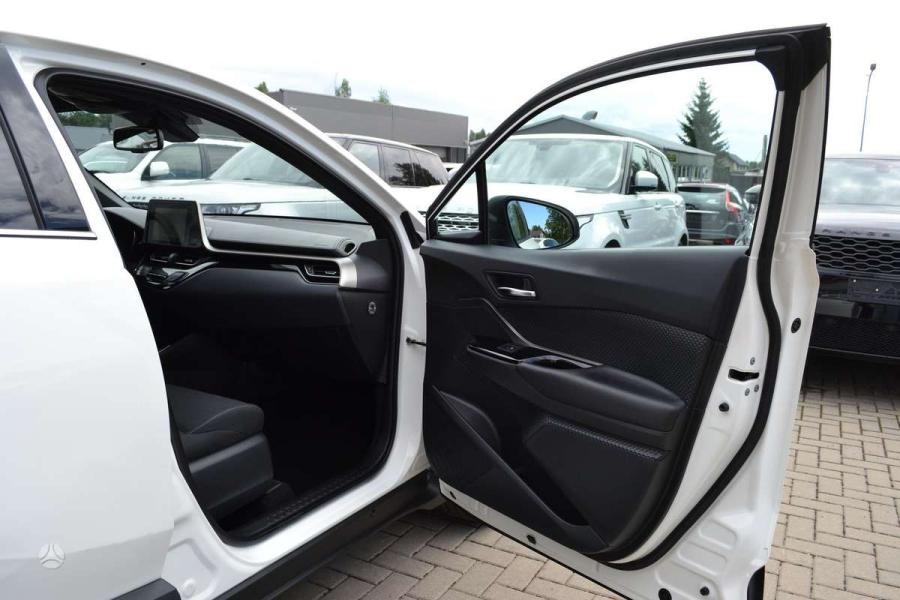 Белый Тойота C-HR 2018 в Вильнюс, объемом двигателя 1.80 л и пробегом 211 тыс. км за 15000 €, фото 29 на AUTOMOTO.COM.LV