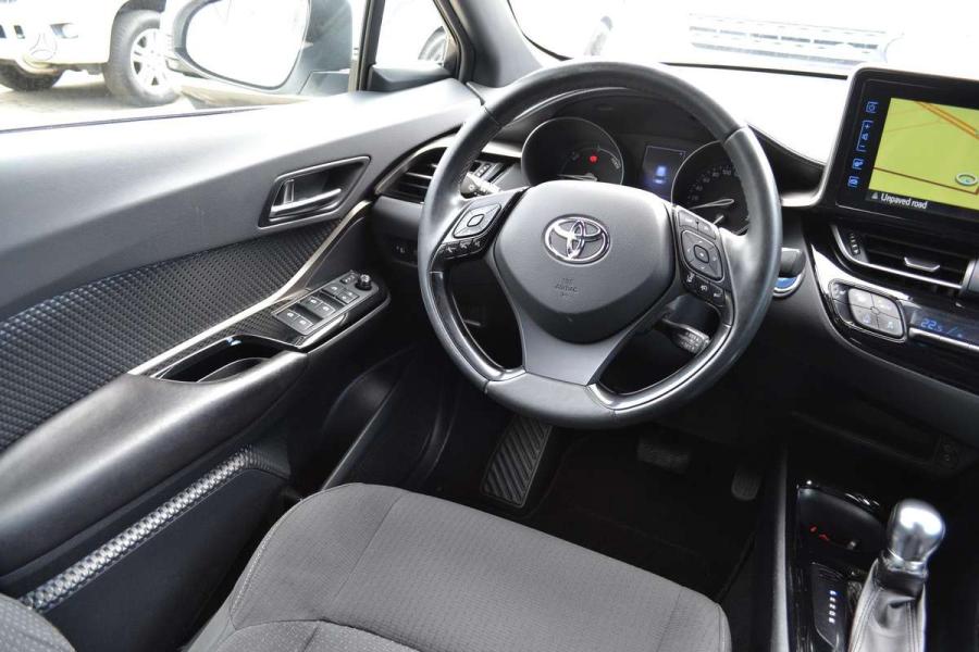 Белый Тойота C-HR 2018 в Вильнюс, объемом двигателя 1.80 л и пробегом 211 тыс. км за 15000 €, фото 33 на AUTOMOTO.COM.LV