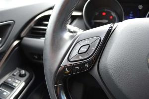 Белый Тойота C-HR 2018 в Вильнюс, объемом двигателя 1.80 л и пробегом 211 тыс. км за 15000 €, фото 36 на AUTOMOTO.COM.LV