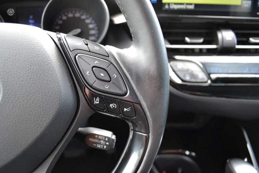 Белый Тойота C-HR 2018 в Вильнюс, объемом двигателя 1.80 л и пробегом 211 тыс. км за 15000 €, фото 37 на AUTOMOTO.COM.LV