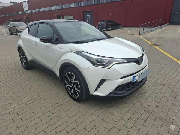White Toyota C-HR 2018 in Kaunas, with an engine capacity of 1.80 L and mileage of 125 thousand km for 16800 €, photo 1 on AUTOMOTO.COM.LV