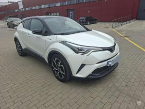 White Toyota C-HR 2018 in Kaunas, with an engine capacity of 1.80 L and mileage of 125 thousand km for 16800 €, photo  on AUTOMOTO.COM.LV
