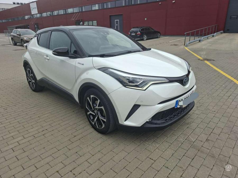 Белый Тойота C-HR 2018 в Каунас, объемом двигателя 1.80 л и пробегом 125 тыс. км за 16800 €, фото 1 на AUTOMOTO.COM.LV
