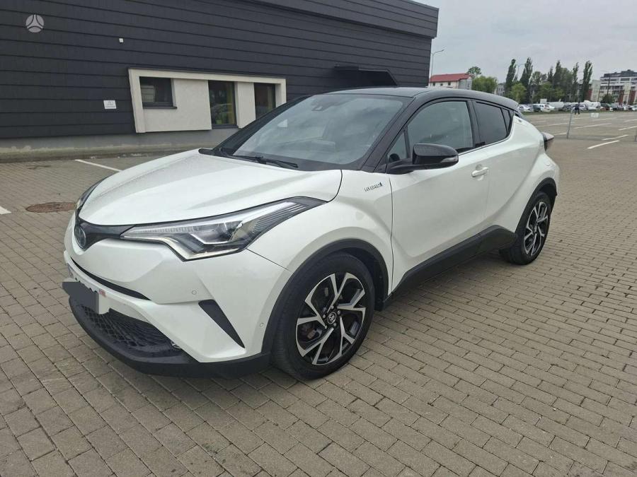 Белый Тойота C-HR 2018 в Каунас, объемом двигателя 1.80 л и пробегом 125 тыс. км за 16800 €, фото 3 на AUTOMOTO.COM.LV