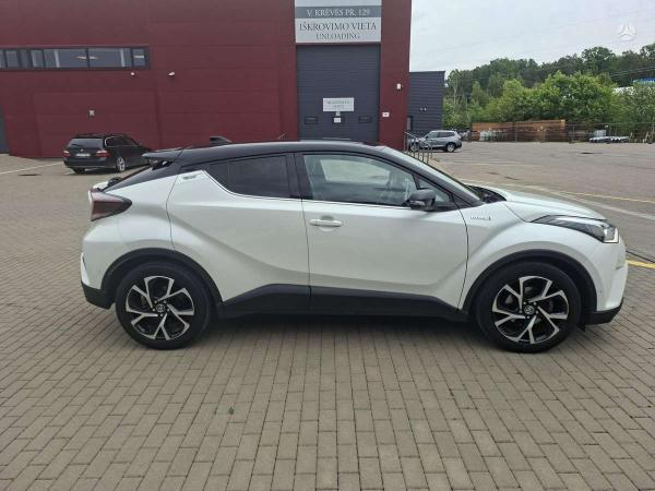 White Toyota C-HR 2018 in Kaunas, with an engine capacity of 1.80 L and mileage of 125 thousand km for 16800 €, photo 4 on AUTOMOTO.COM.LV