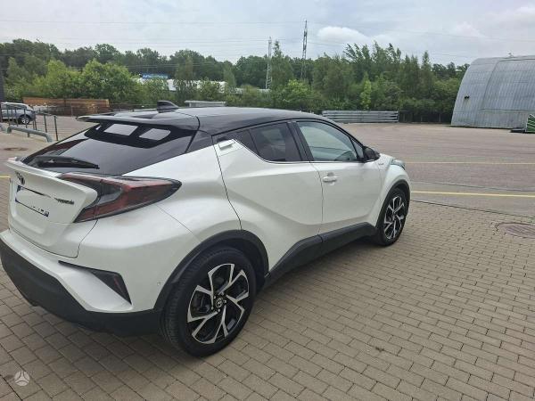 White Toyota C-HR 2018 in Kaunas, with an engine capacity of 1.80 L and mileage of 125 thousand km for 16800 €, photo 5 on AUTOMOTO.COM.LV