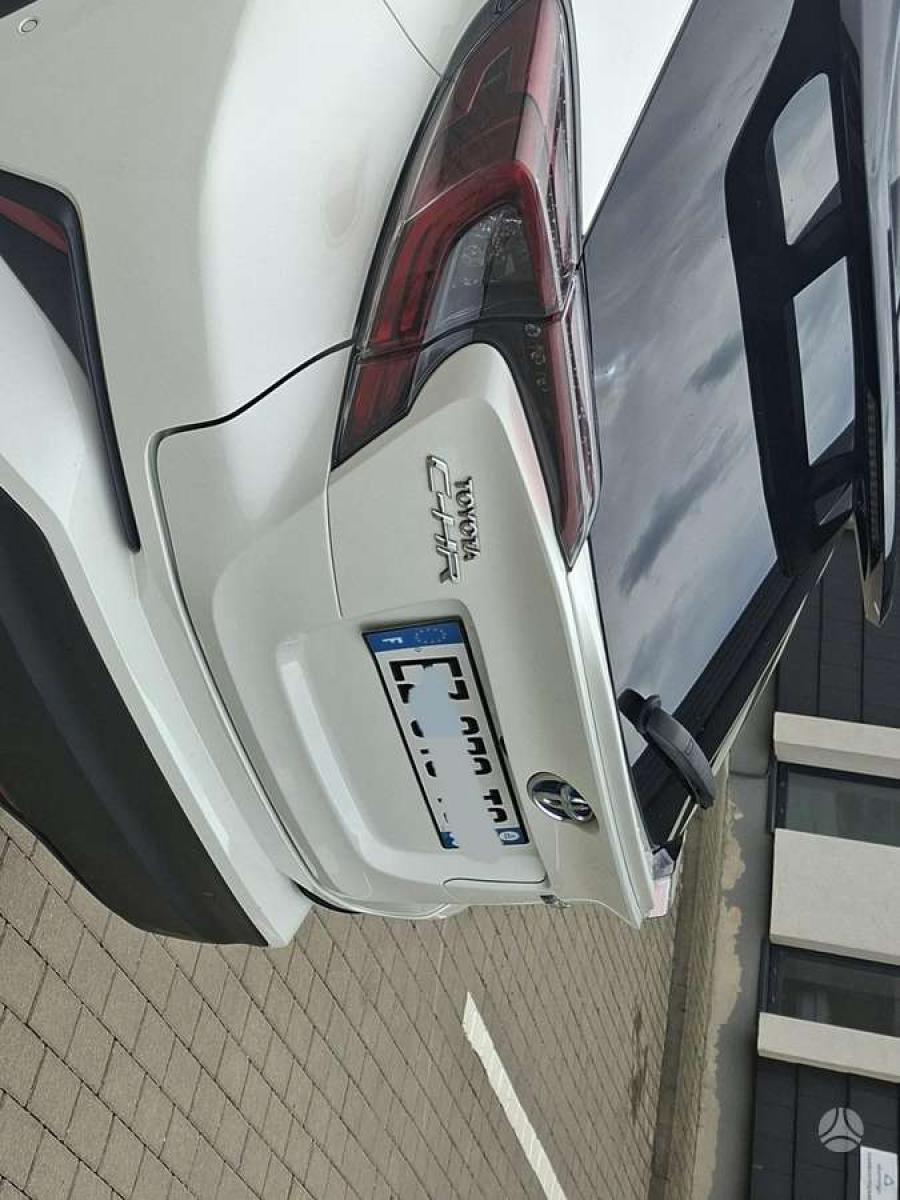 Белый Тойота C-HR 2018 в Каунас, объемом двигателя 1.80 л и пробегом 125 тыс. км за 16800 €, фото 7 на AUTOMOTO.COM.LV