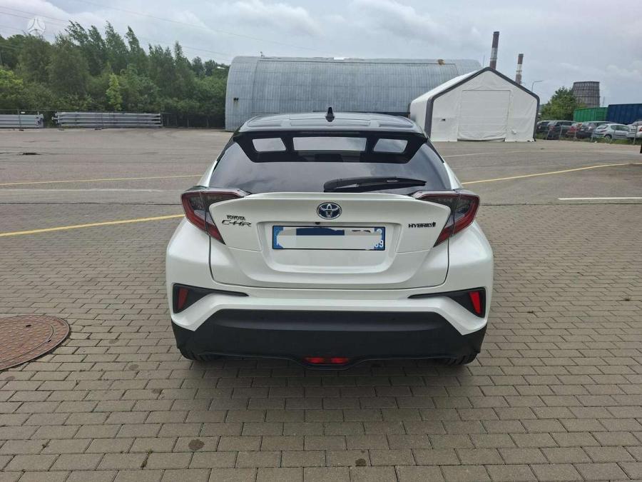 Белый Тойота C-HR 2018 в Каунас, объемом двигателя 1.80 л и пробегом 125 тыс. км за 16800 €, фото 8 на AUTOMOTO.COM.LV