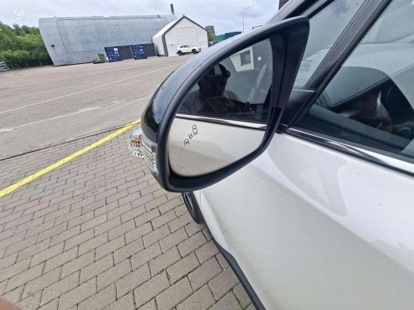 White Toyota C-HR 2018 in Kaunas, with an engine capacity of 1.80 L and mileage of 125 thousand km for 16800 €, photo 8 on AUTOMOTO.COM.LV