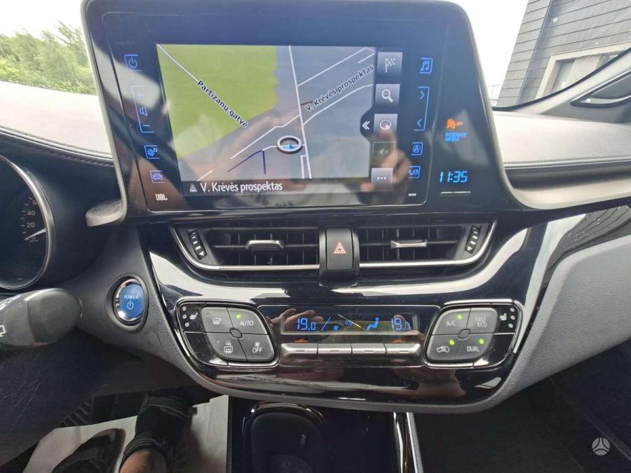 Белый Тойота C-HR 2018 в Каунас, объемом двигателя 1.80 л и пробегом 125 тыс. км за 16800 €, фото 12 на AUTOMOTO.COM.LV