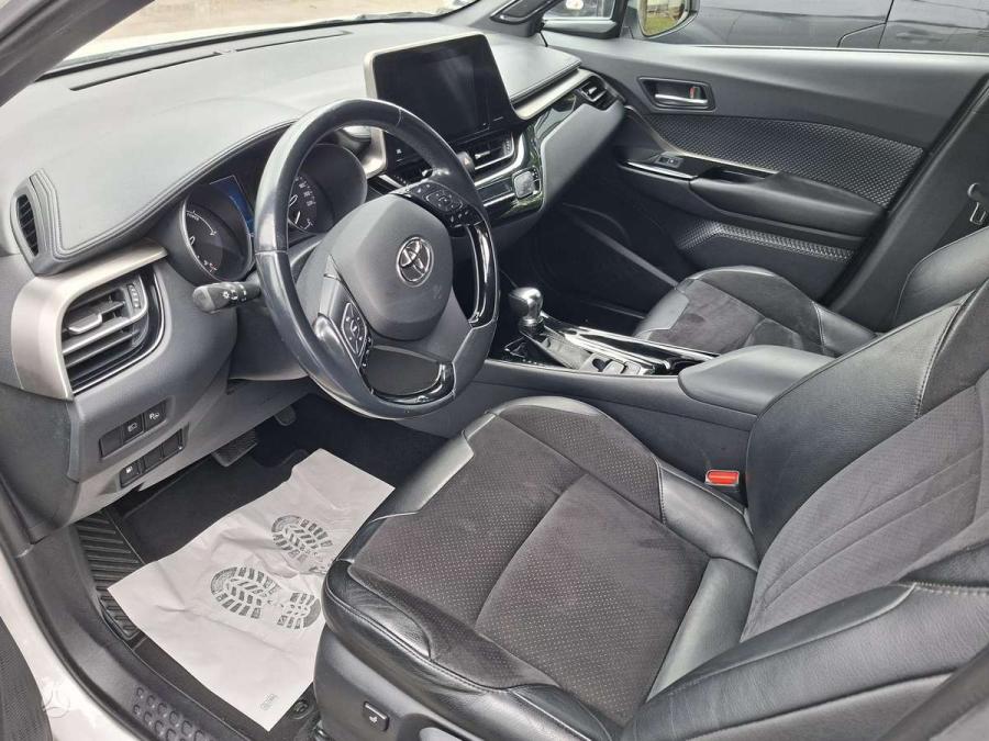 Белый Тойота C-HR 2018 в Каунас, объемом двигателя 1.80 л и пробегом 125 тыс. км за 16800 €, фото 16 на AUTOMOTO.COM.LV