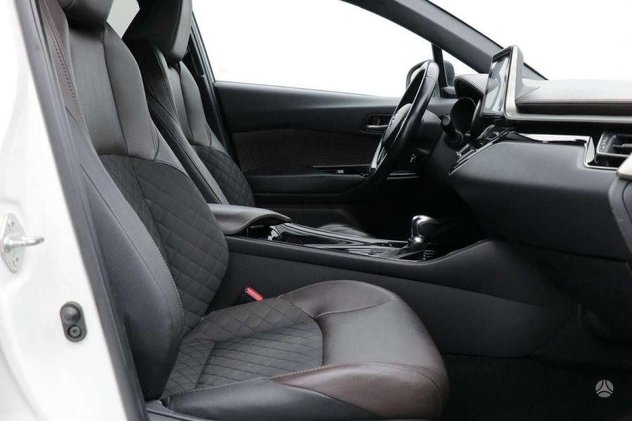 White Toyota C-HR 2018 in Vilnius, with an engine capacity of 1.80 L and mileage of 134 thousand km for 20500 €, photo 10 on AUTOMOTO.COM.LV
