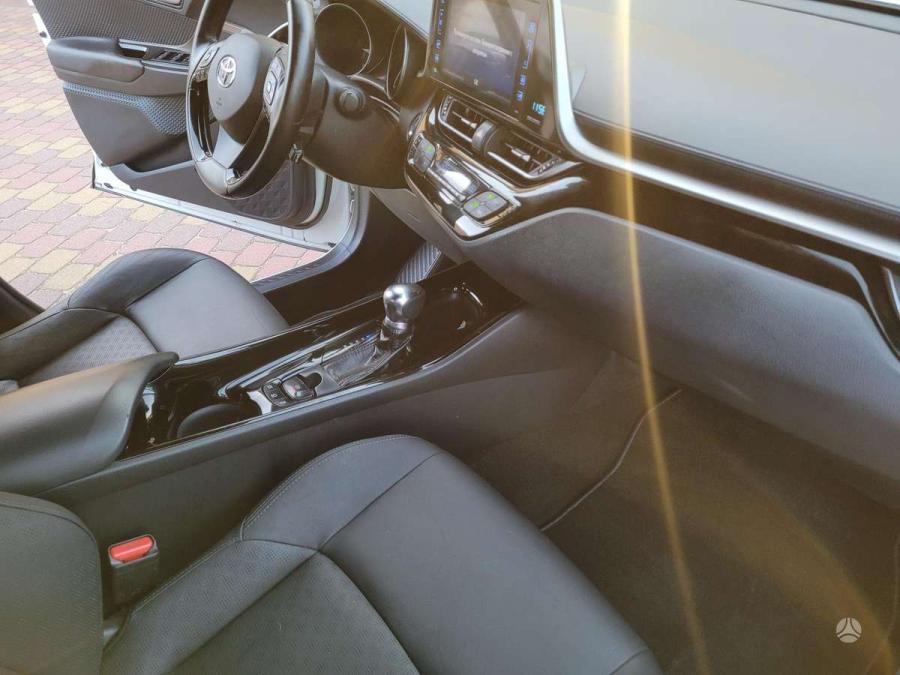 Balts Toyota C-HR 2018 Viļņa, ar dzinēja tilpumu 1.86 L un nobraukumu 187 tūkst. km par 15300 €, foto 24 vietnē AUTOMOTO.COM.LV