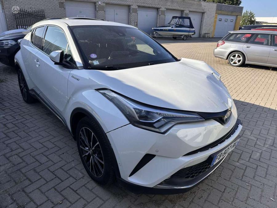 White Toyota C-HR 2018 in Taurage, with an engine capacity of 1.80 L and mileage of 136 thousand km for 9900 €, photo 1 on AUTOMOTO.COM.LV