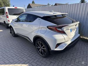 White Toyota C-HR 2018 in Taurage, with an engine capacity of 1.80 L and mileage of 136 thousand km for 9900 €, photo 4 on AUTOMOTO.COM.LV