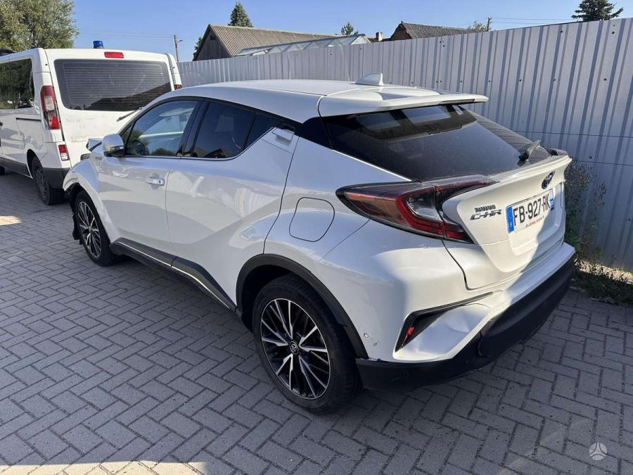 White Toyota C-HR 2018 in Taurage, with an engine capacity of 1.80 L and mileage of 136 thousand km for 9900 €, photo 4 on AUTOMOTO.COM.LV