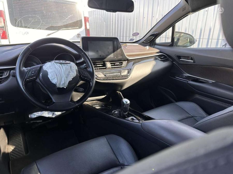 White Toyota C-HR 2018 in Taurage, with an engine capacity of 1.80 L and mileage of 136 thousand km for 9900 €, photo 6 on AUTOMOTO.COM.LV