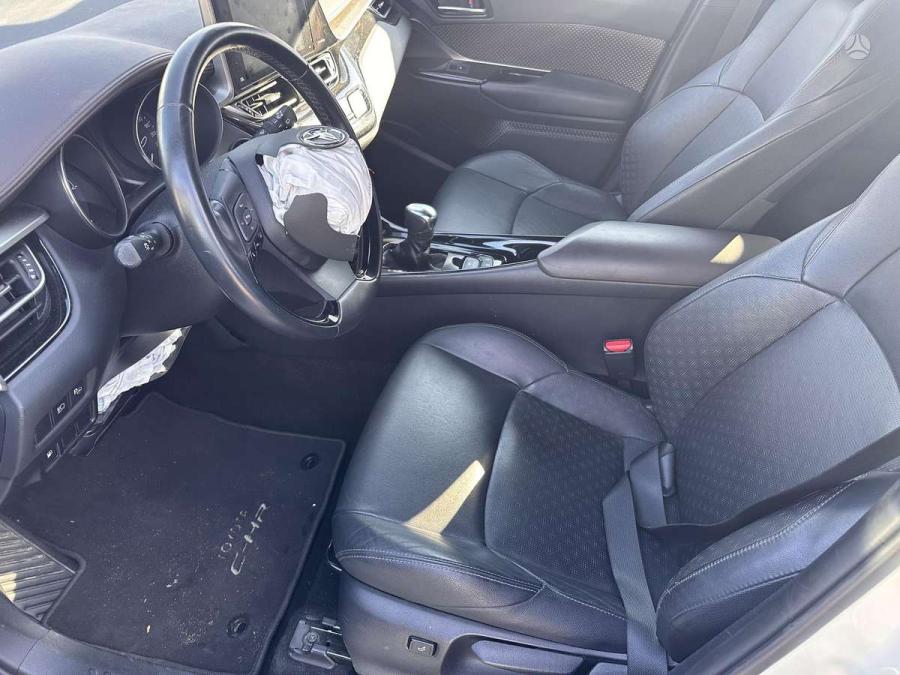 White Toyota C-HR 2018 in Taurage, with an engine capacity of 1.80 L and mileage of 136 thousand km for 9900 €, photo 7 on AUTOMOTO.COM.LV