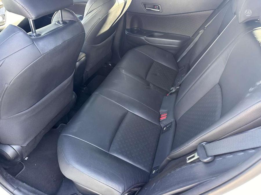 White Toyota C-HR 2018 in Taurage, with an engine capacity of 1.80 L and mileage of 136 thousand km for 9900 €, photo 8 on AUTOMOTO.COM.LV