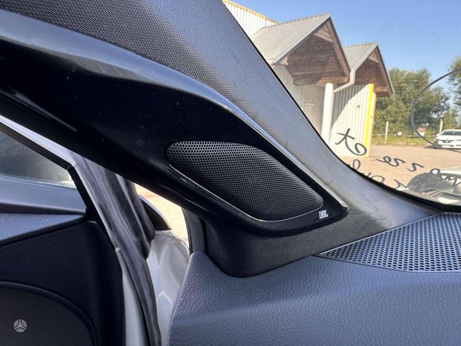 White Toyota C-HR 2018 in Taurage, with an engine capacity of 1.80 L and mileage of 136 thousand km for 9900 €, photo 9 on AUTOMOTO.COM.LV