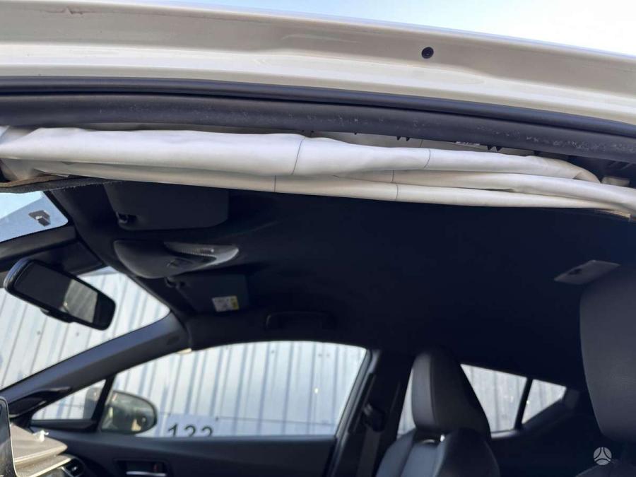 White Toyota C-HR 2018 in Taurage, with an engine capacity of 1.80 L and mileage of 136 thousand km for 9900 €, photo 11 on AUTOMOTO.COM.LV