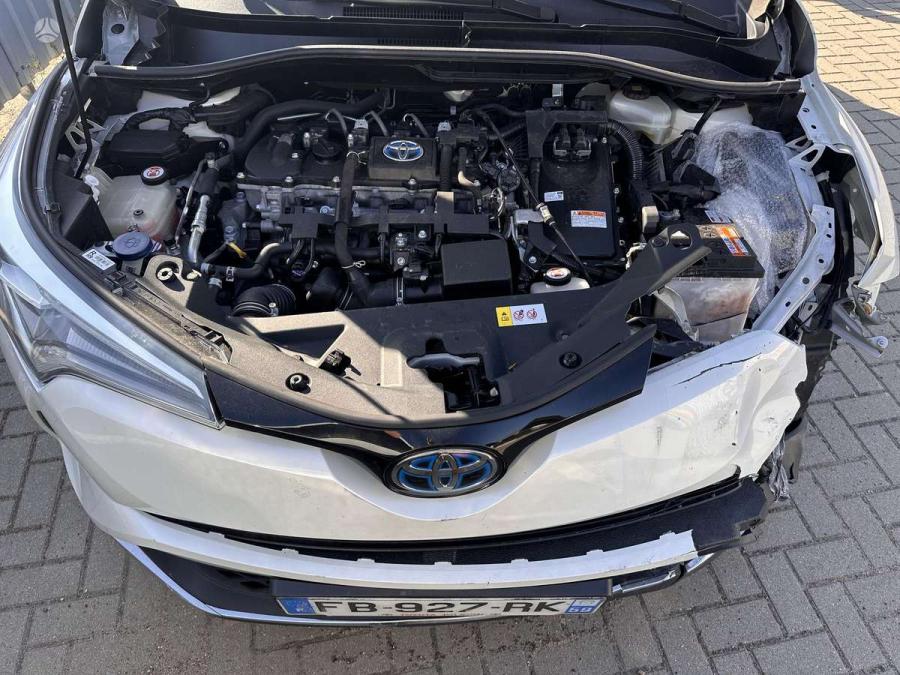 White Toyota C-HR 2018 in Taurage, with an engine capacity of 1.80 L and mileage of 136 thousand km for 9900 €, photo 13 on AUTOMOTO.COM.LV